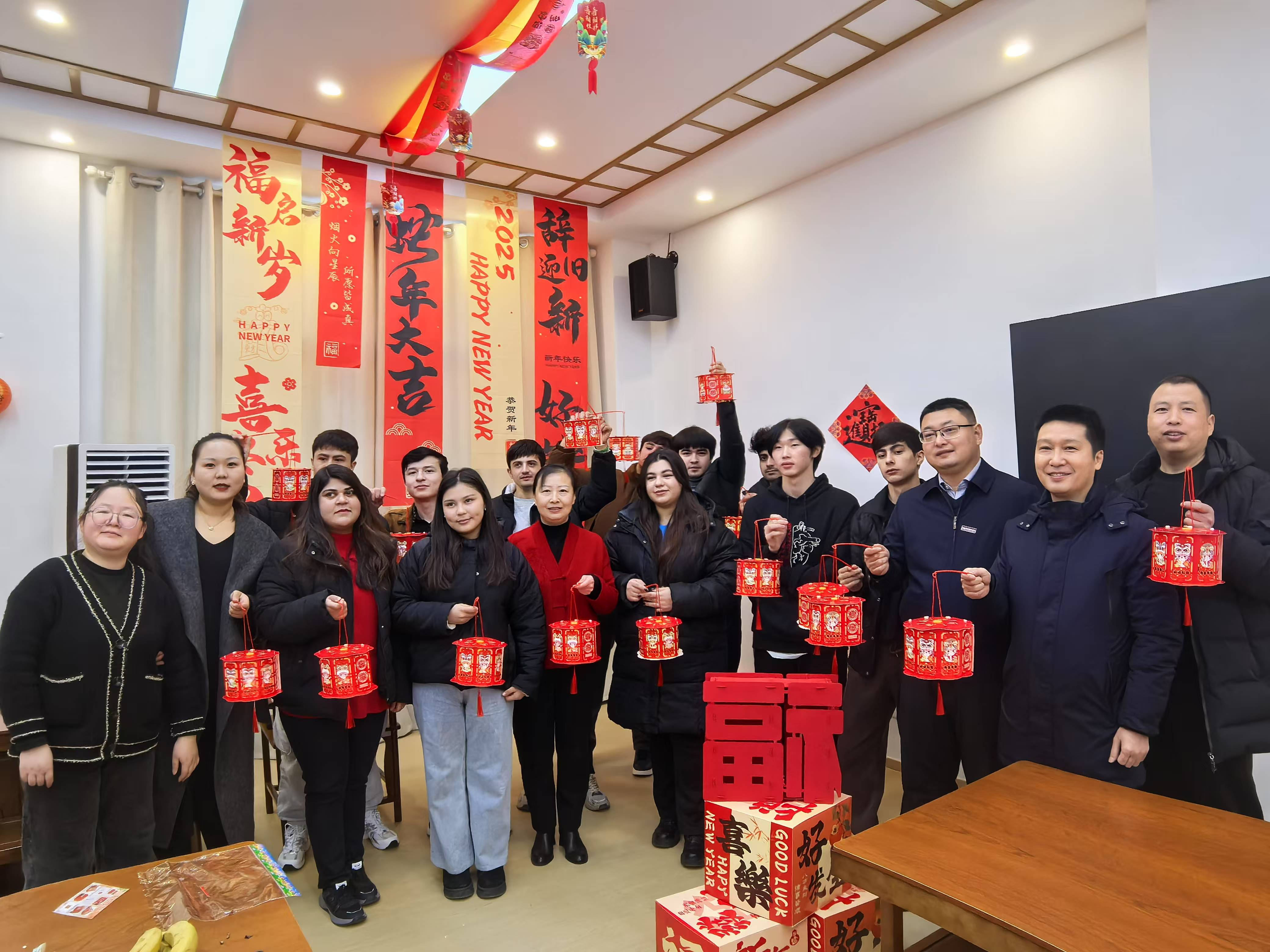 学校国际教育学院中外师生共度春节-河南职业技术学院